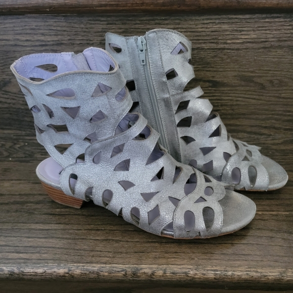 Everybody by BZ Moda | Shoes | Silver Everybody Sandals Cutout Style ...